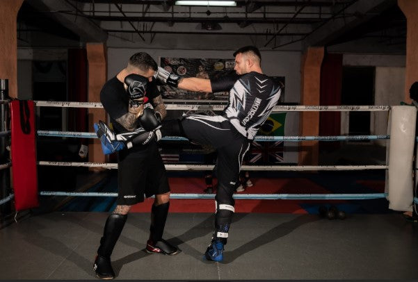 🥊 Box vs. Kickboxing – diferențe, echipament, stiluri de luptă – Knockout